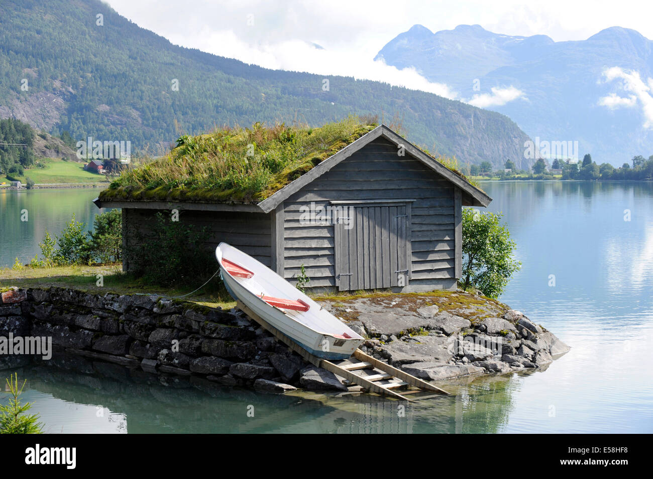 Cottage with boat hi-res stock photography and images - Alamy