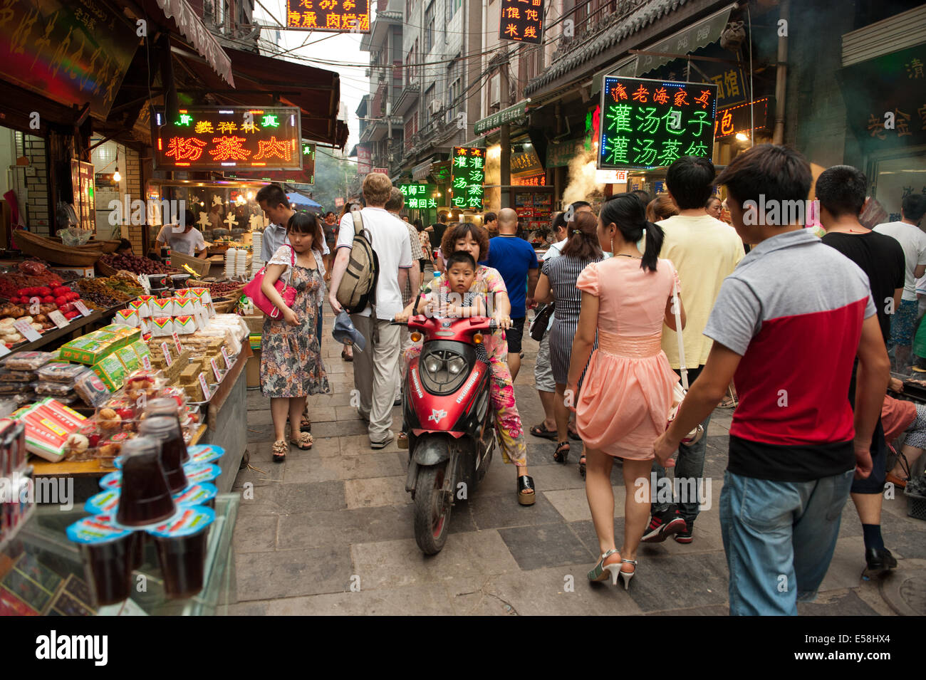 Crowded bustling lively chinese street market hi-res stock photography and images - Alamy