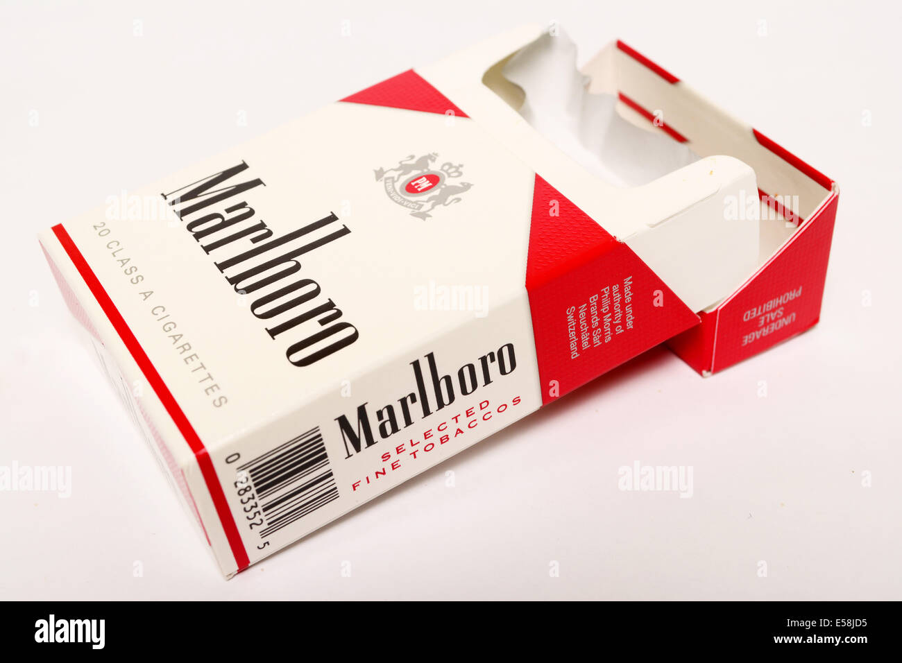 Packet of Marlboro Cigarettes Stock Photo - Alamy