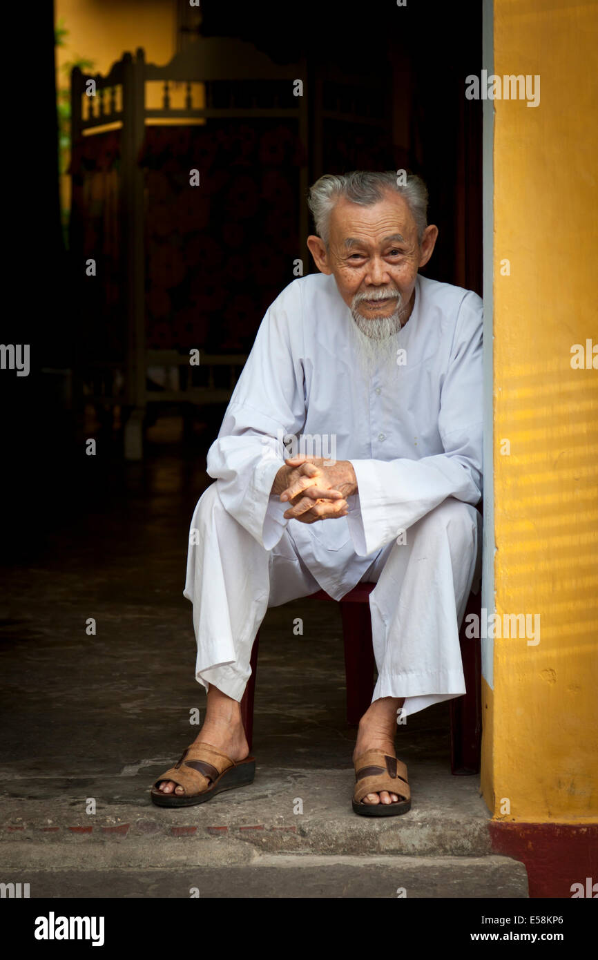 Old vietnamese man hi-res stock photography and images - Alamy