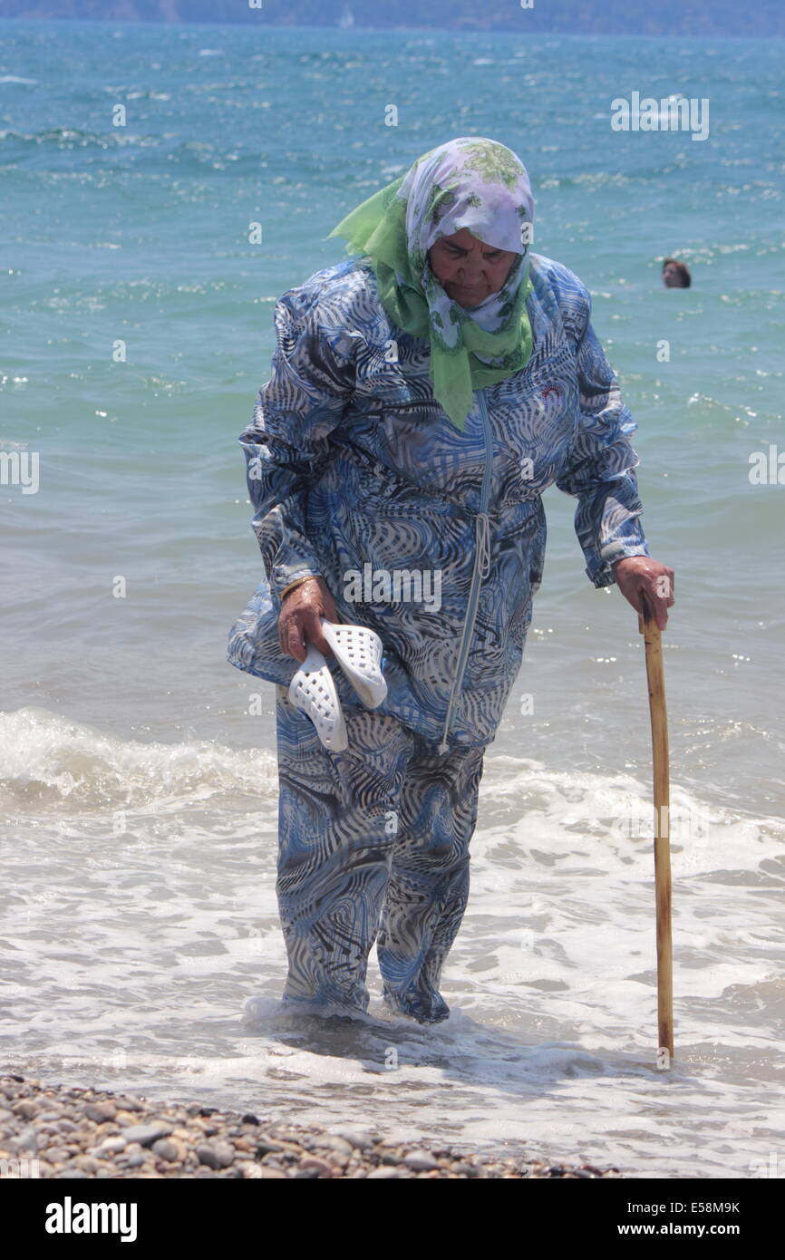 Portrait of an older turkish woman hi-res stock photography and images ...