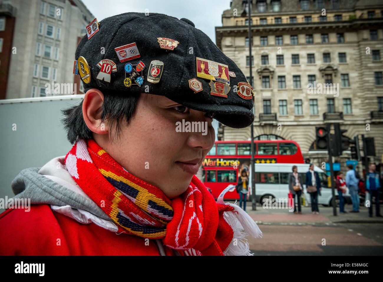 Arsenal fans hi-res stock photography and images - Alamy