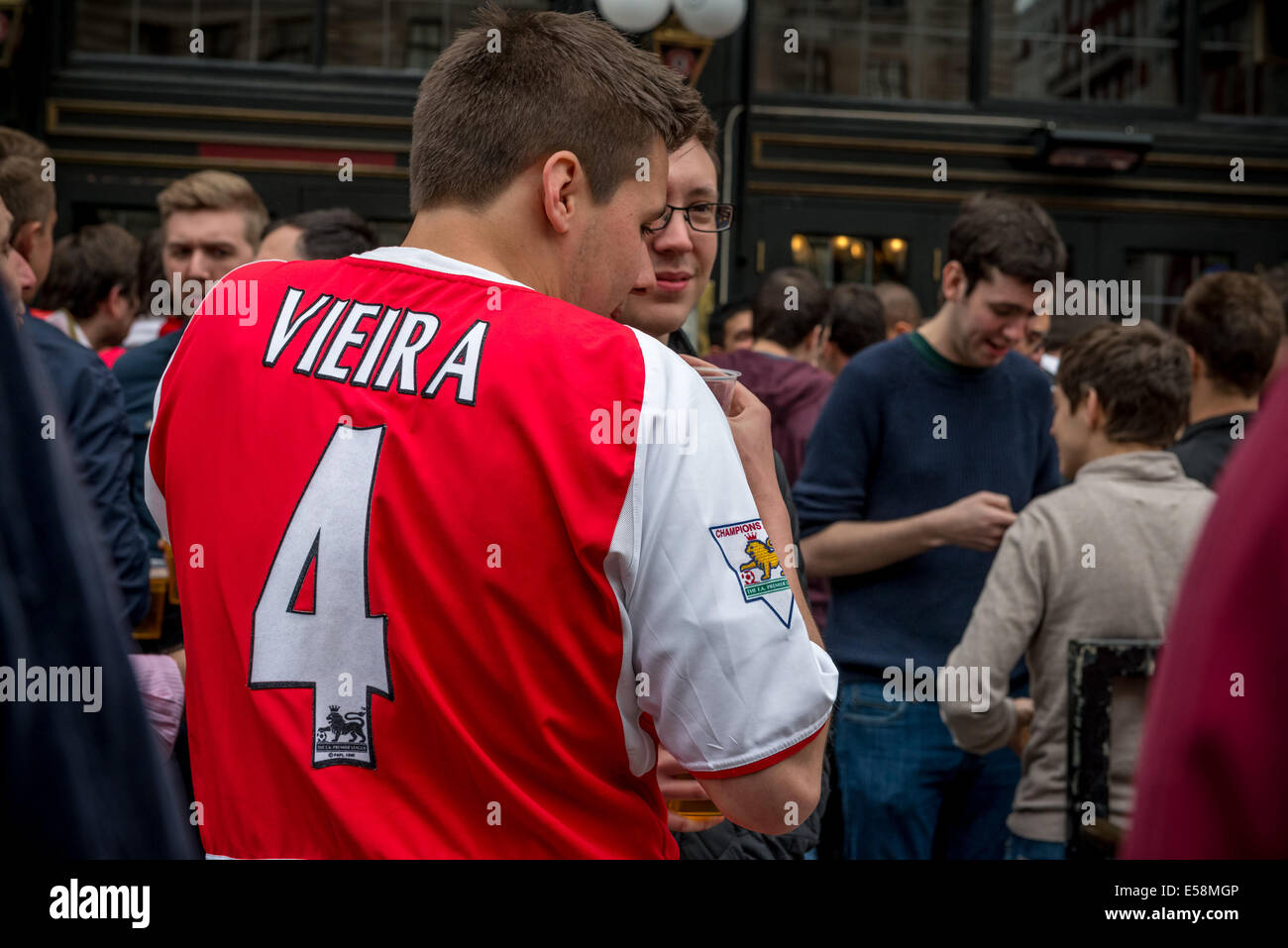Arsenal fc fans hi-res stock photography and images - Alamy