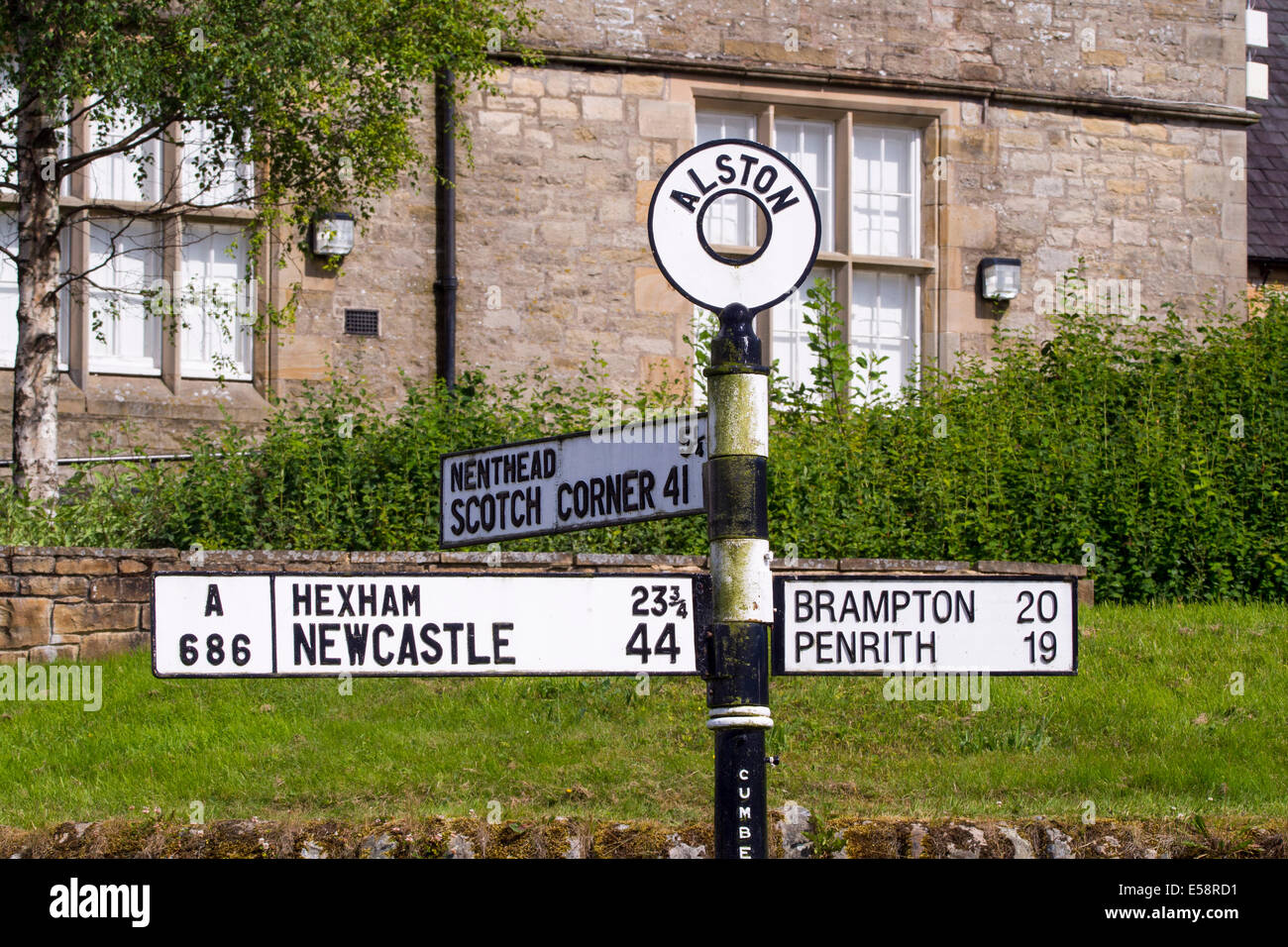 Newcastle road sign hi-res stock photography and images - Alamy