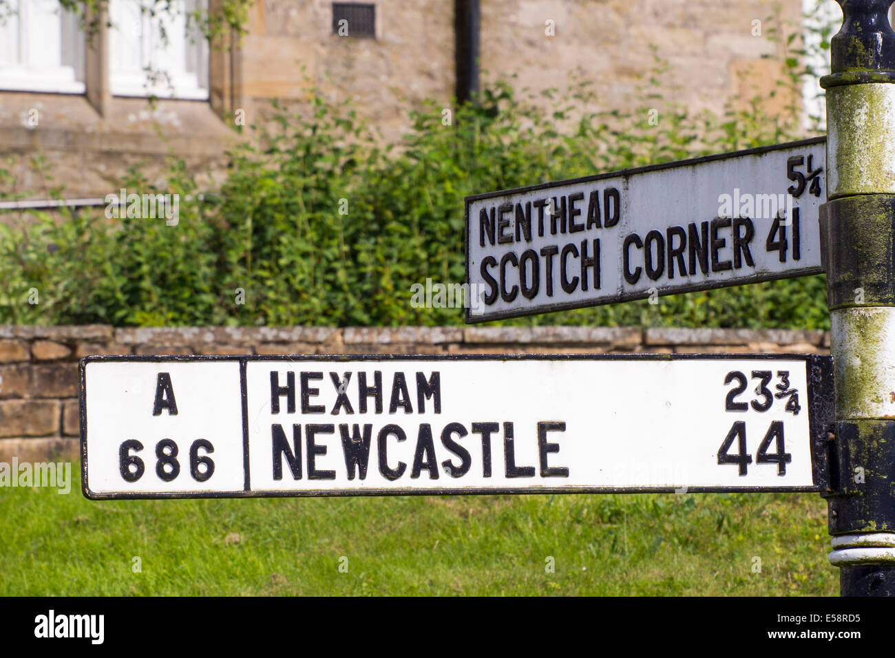 Newcastle road sign hi-res stock photography and images - Alamy