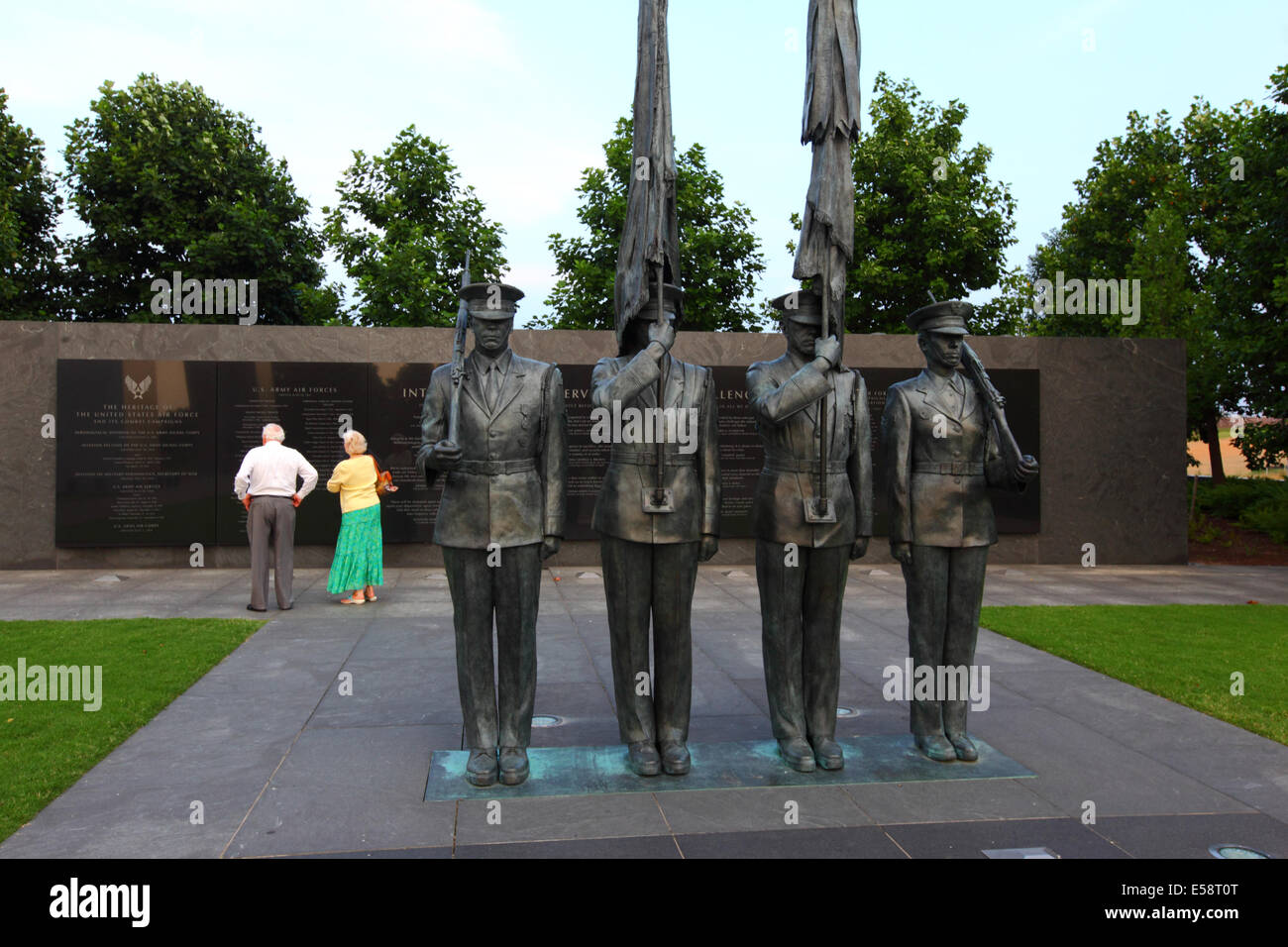 Honor Guard statues, couple looking at Inscription Wall behind, United ...