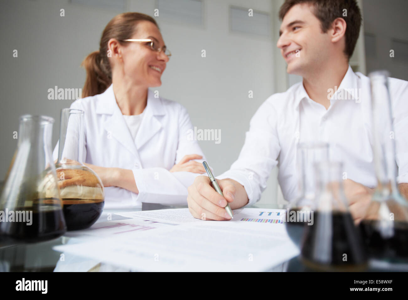 Conical flask test tube oil hi-res stock photography and images - Alamy