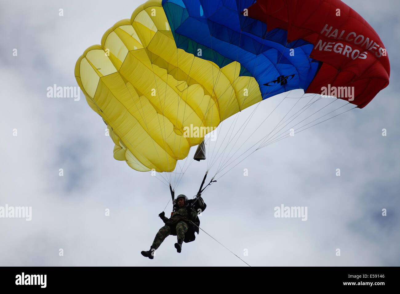Soldier on parachute hi-res stock photography and images - Alamy