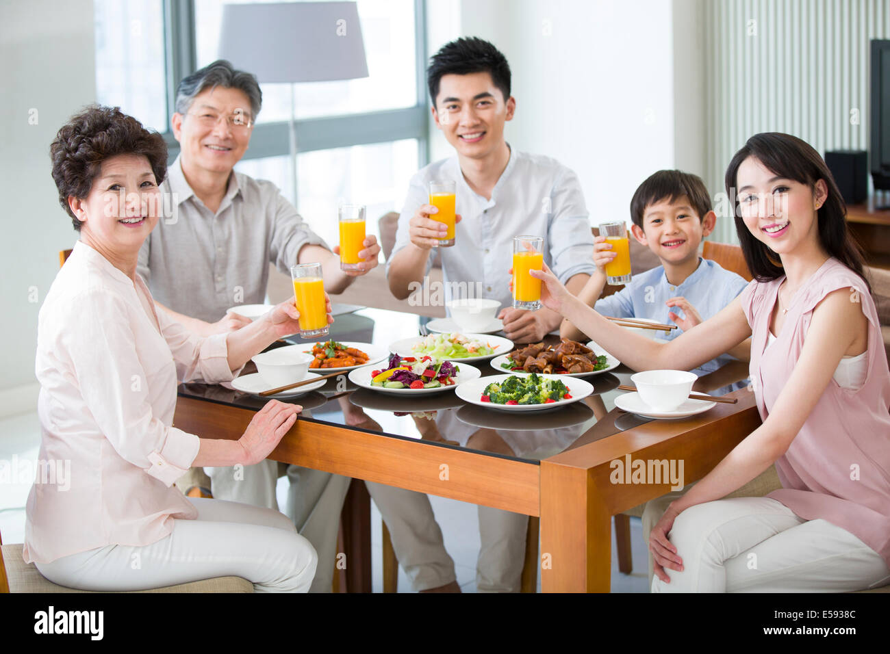 His family having lunch hi-res stock photography and images - Alamy