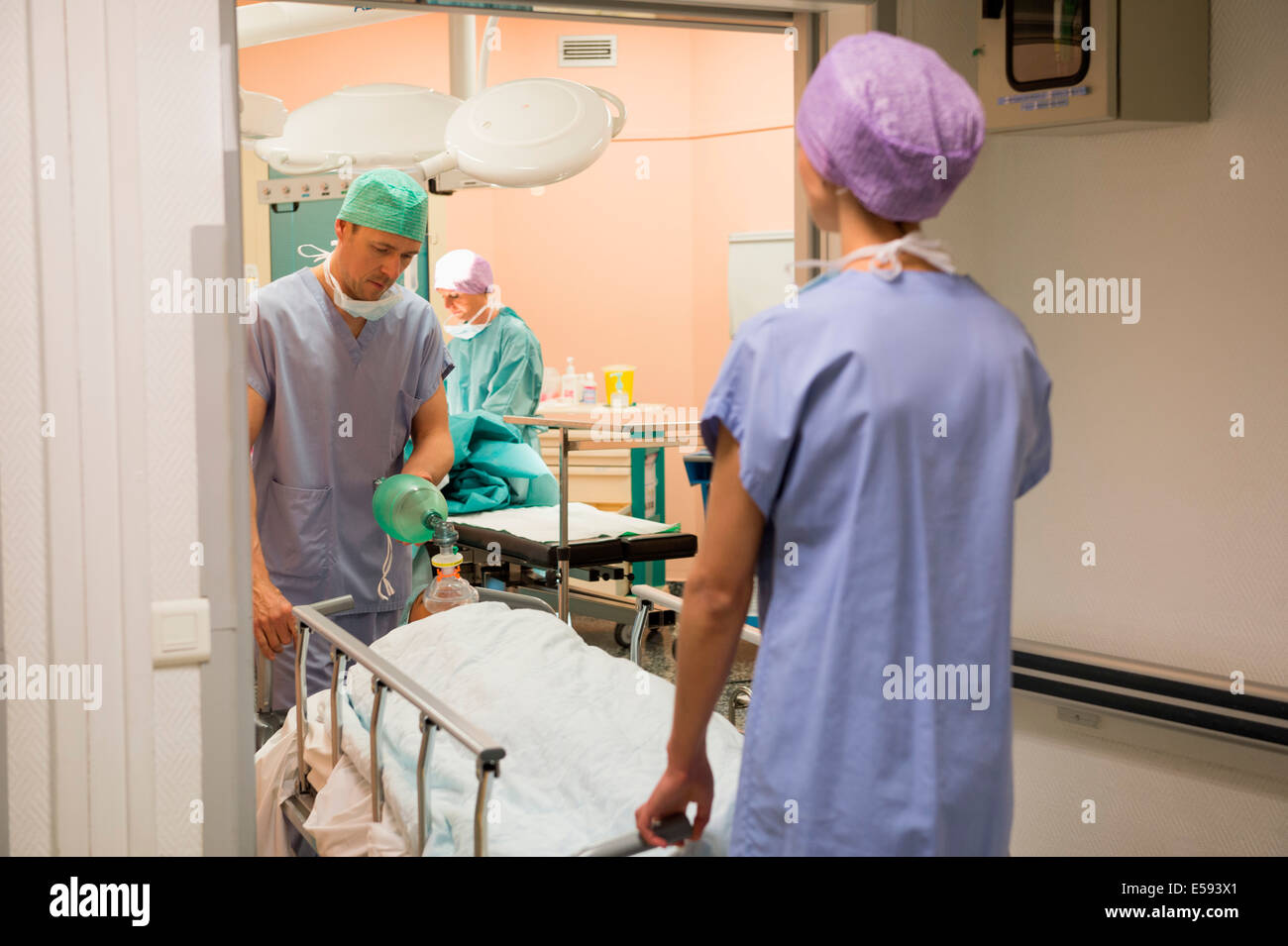 Patient ventilator doctor hi-res stock photography and images - Alamy