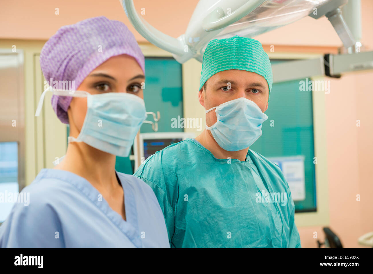 Female surgeon hospital operating room hi-res stock photography and ...