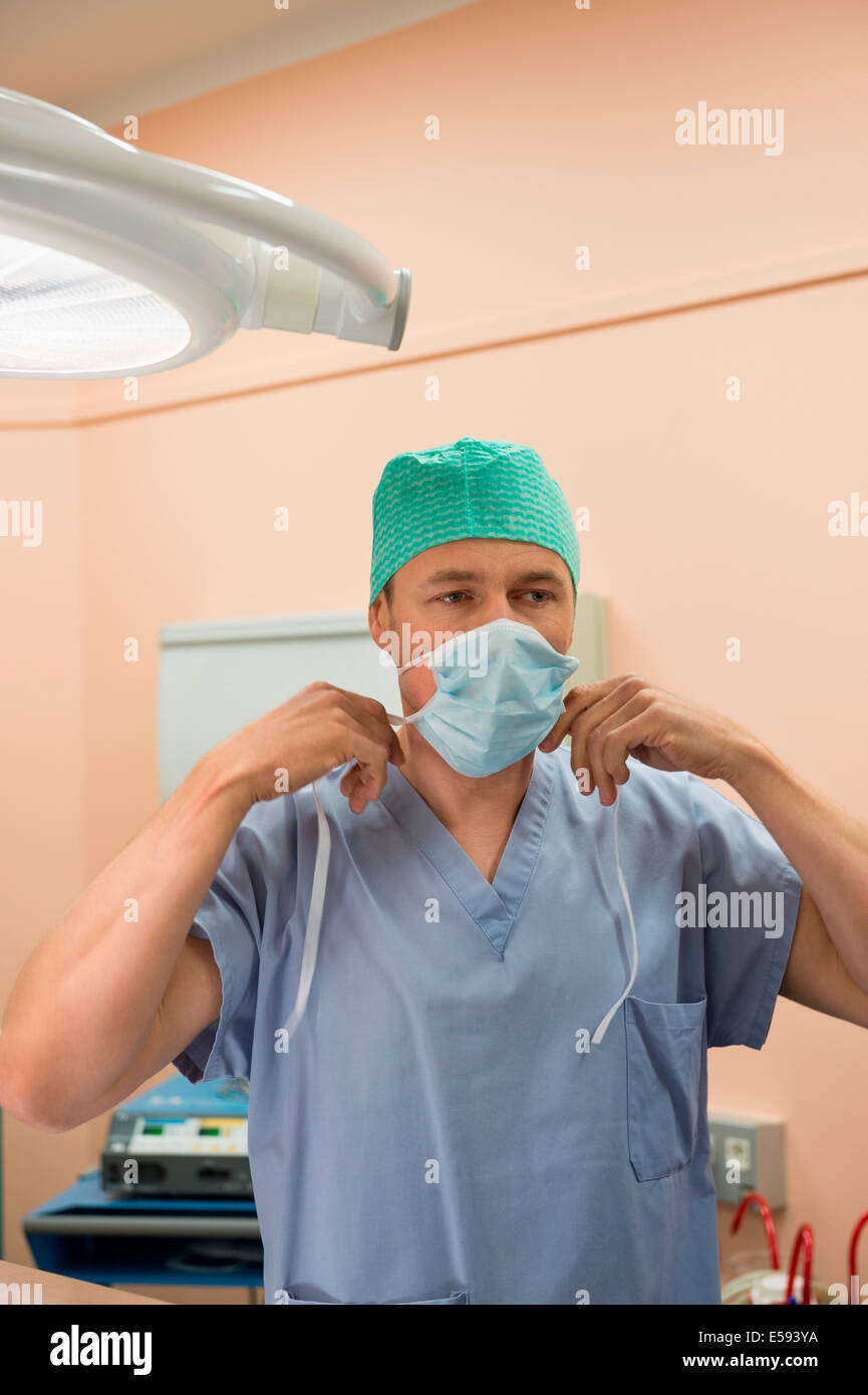 Male surgeon wearing surgical mask in an operating room Stock Photo - Alamy