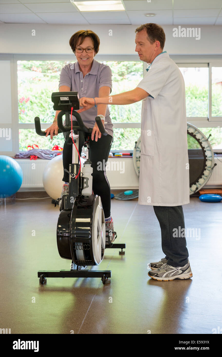 Physical therapist patient hi-res stock photography and images - Alamy