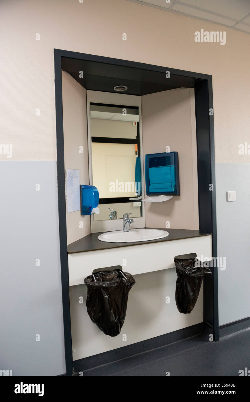 Interior of hospital washroom Stock Photo - Alamy