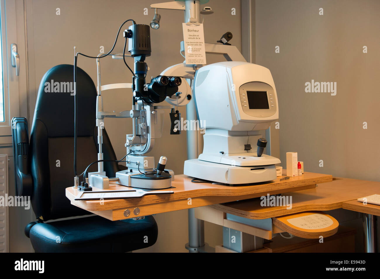 Eye test equipment in a laboratory Stock Photo - Alamy