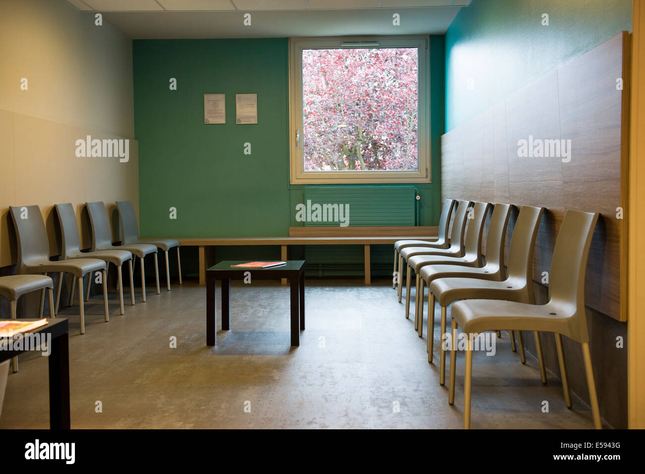 Hospital waiting room Stock Photo - Alamy