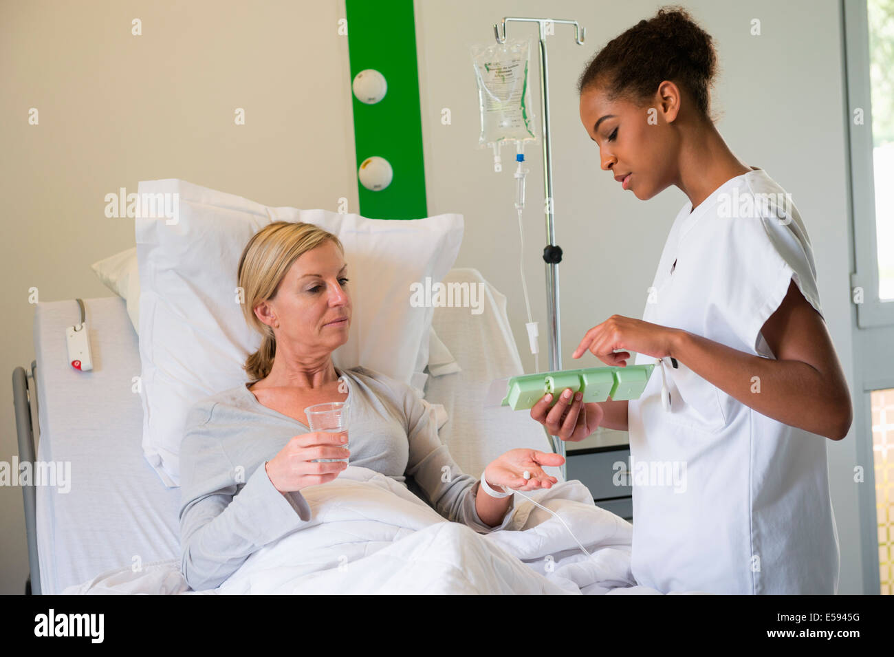 Nurse and patient and bed hi-res stock photography and images - Alamy