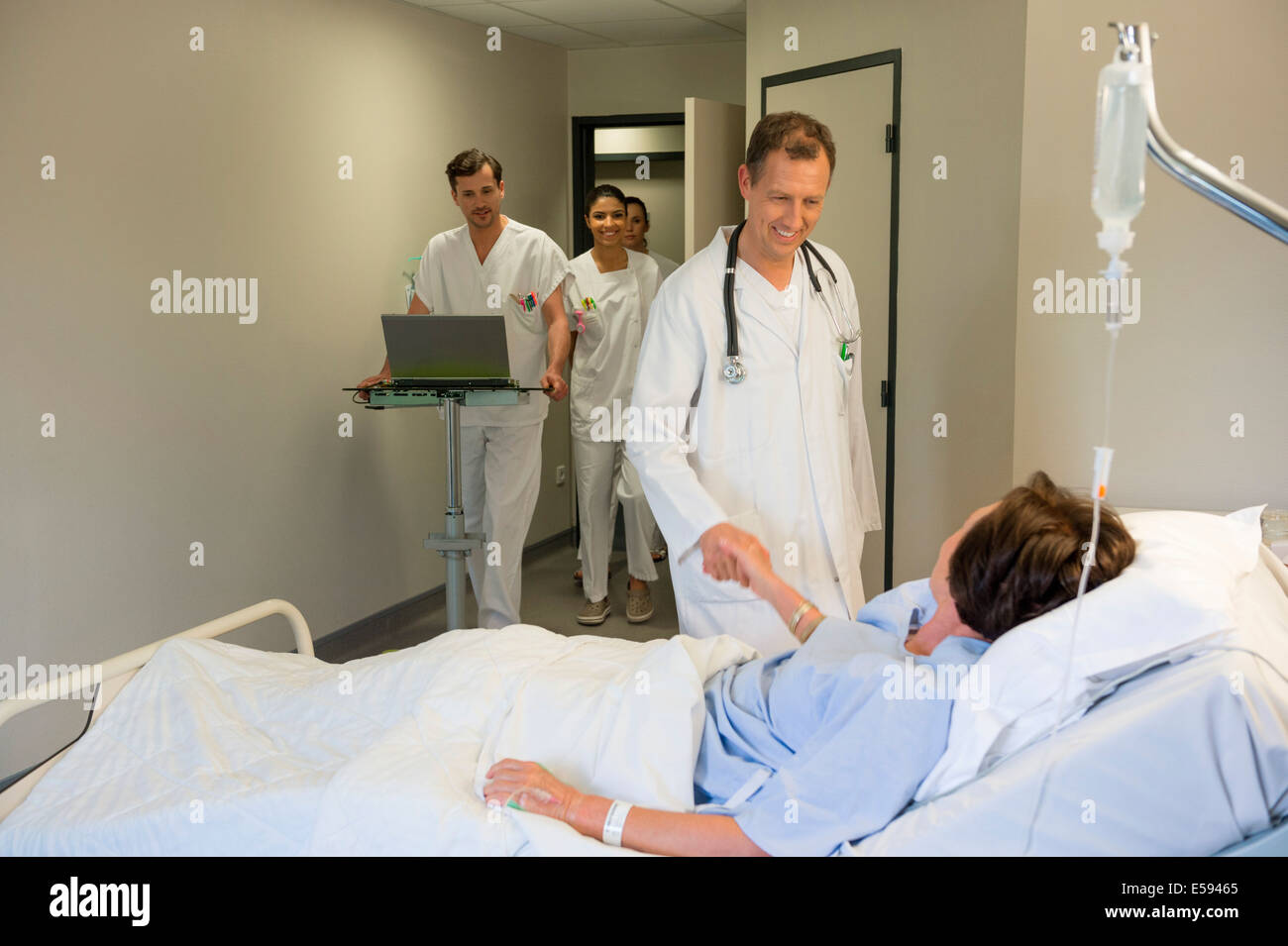 Doctor shaking hands patient on hi-res stock photography and images - Alamy