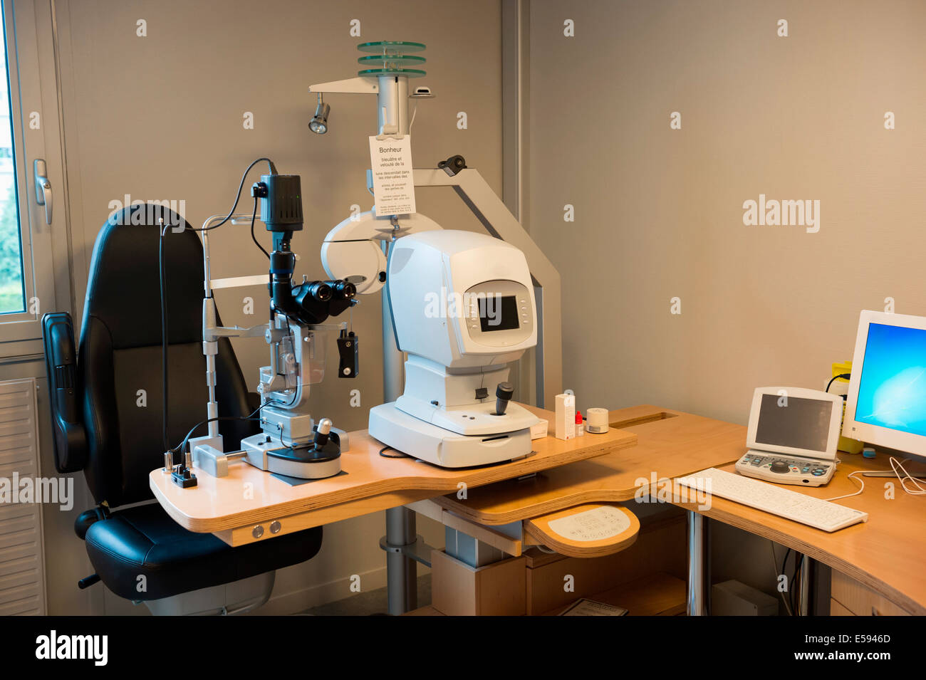 Eye test equipment in a laboratory Stock Photo - Alamy