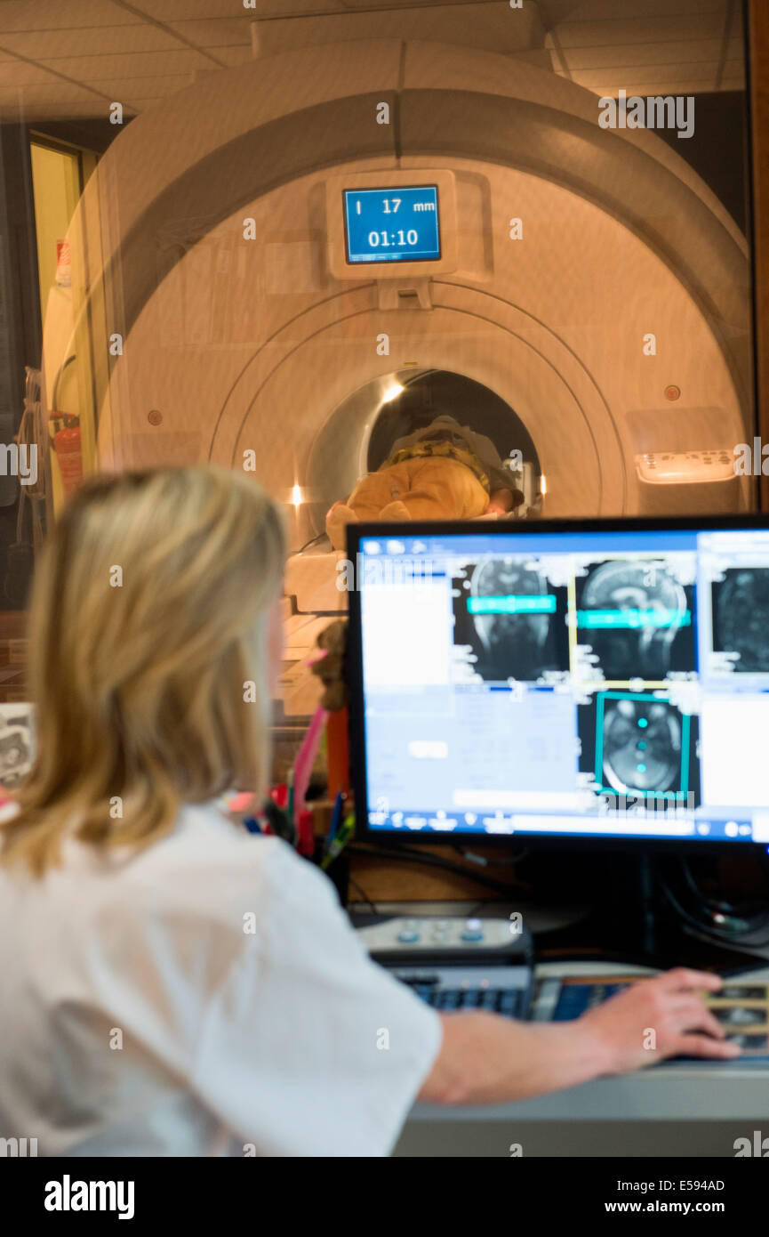 Brain scan mri doctor computer hi-res stock photography and images - Alamy