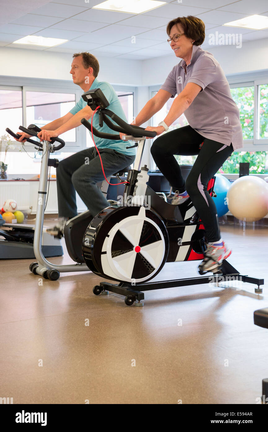 Man and woman in a spinning class at the gym Stock Photo - Alamy