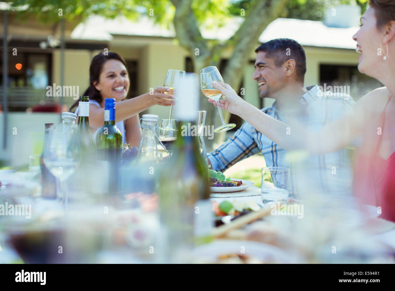 Friends toasting outside hi-res stock photography and images - Alamy