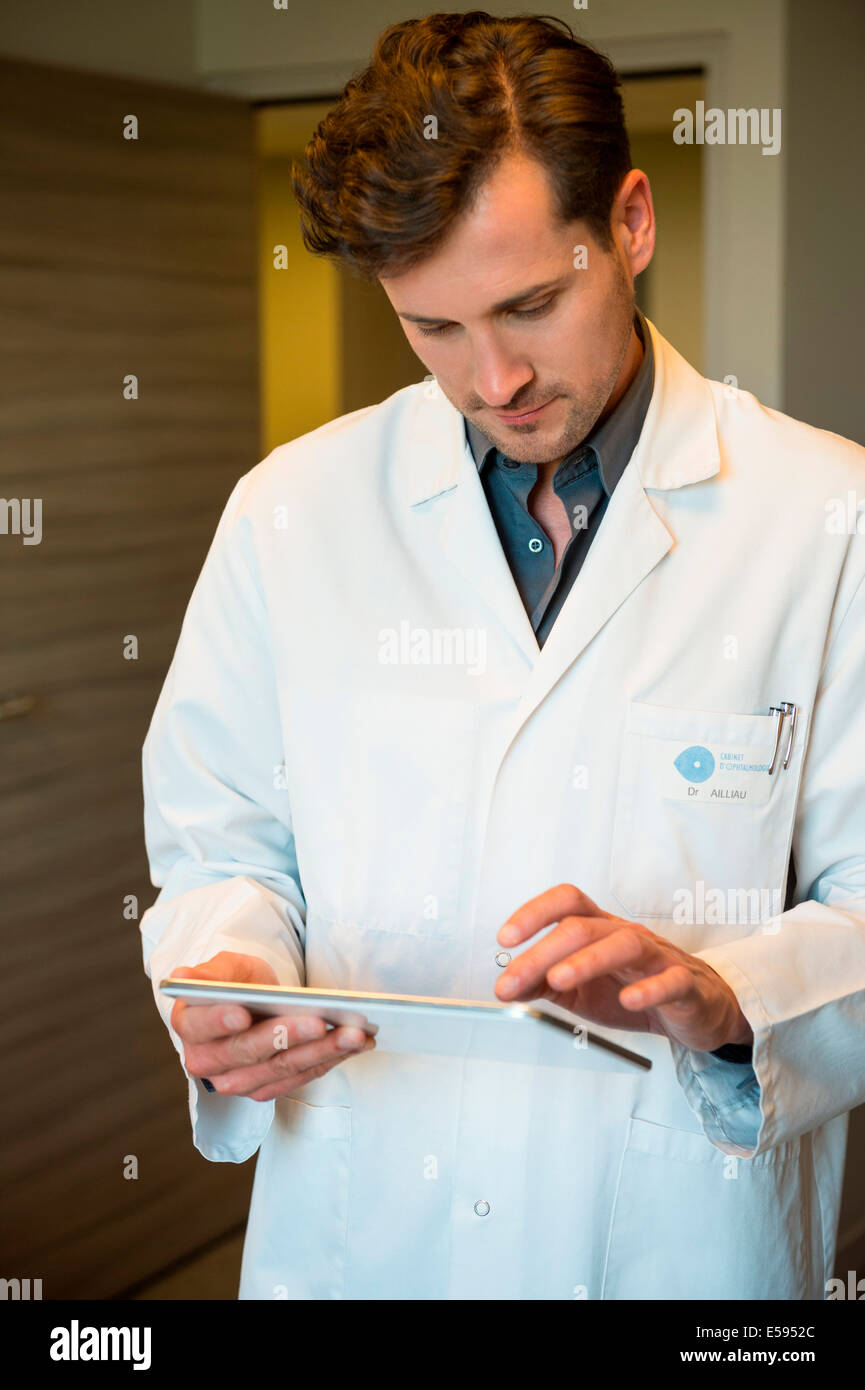 Doctor using a digital tablet Stock Photo - Alamy