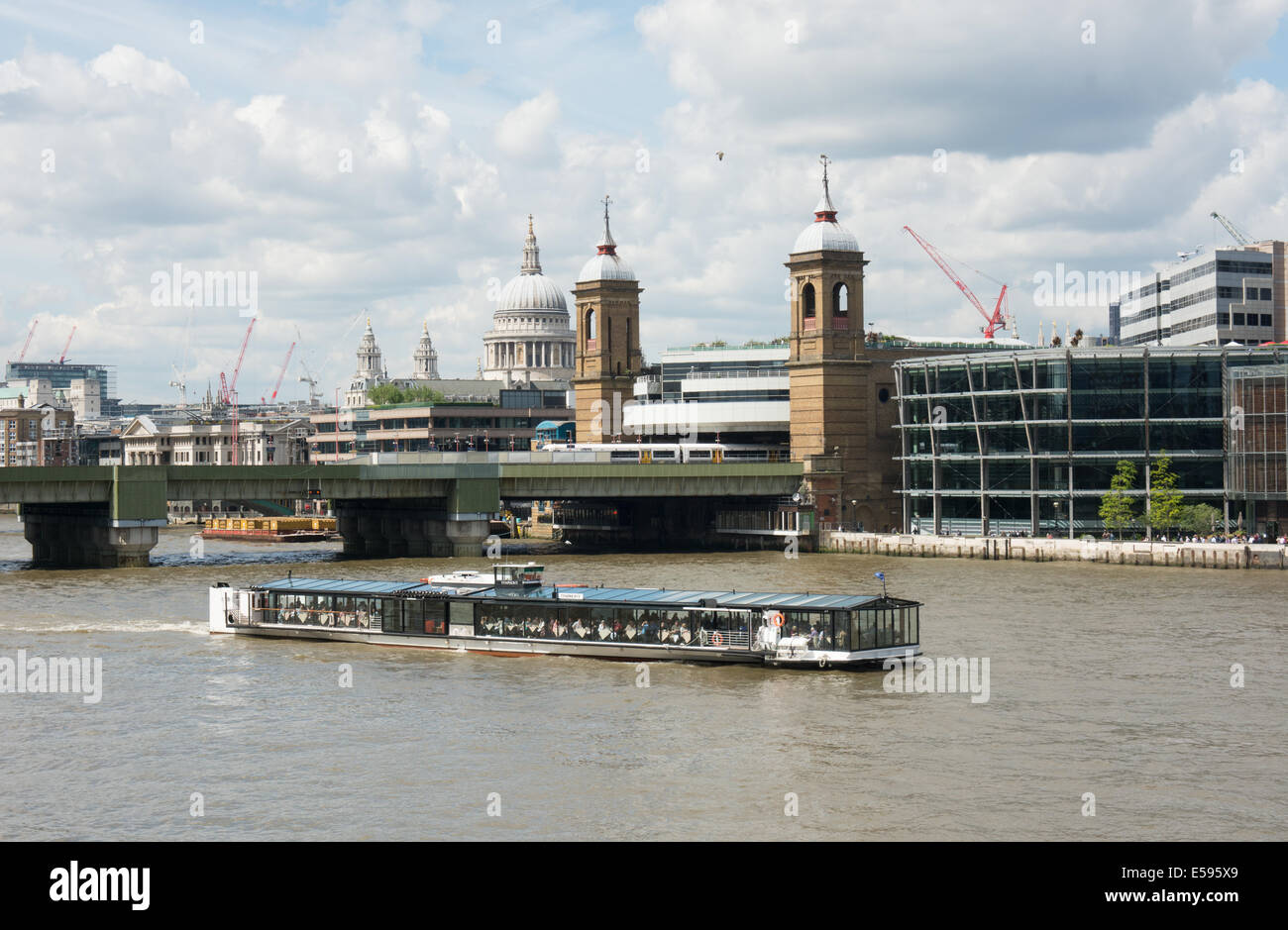 Passengers enjoy meal sightseeing hi-res stock photography and images ...
