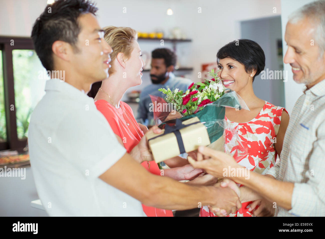 Young couple giving gift hi-res stock photography and images - Alamy