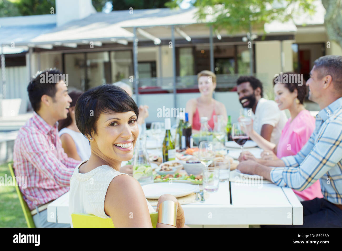 Woman sitting table socializing hi-res stock photography and images - Alamy