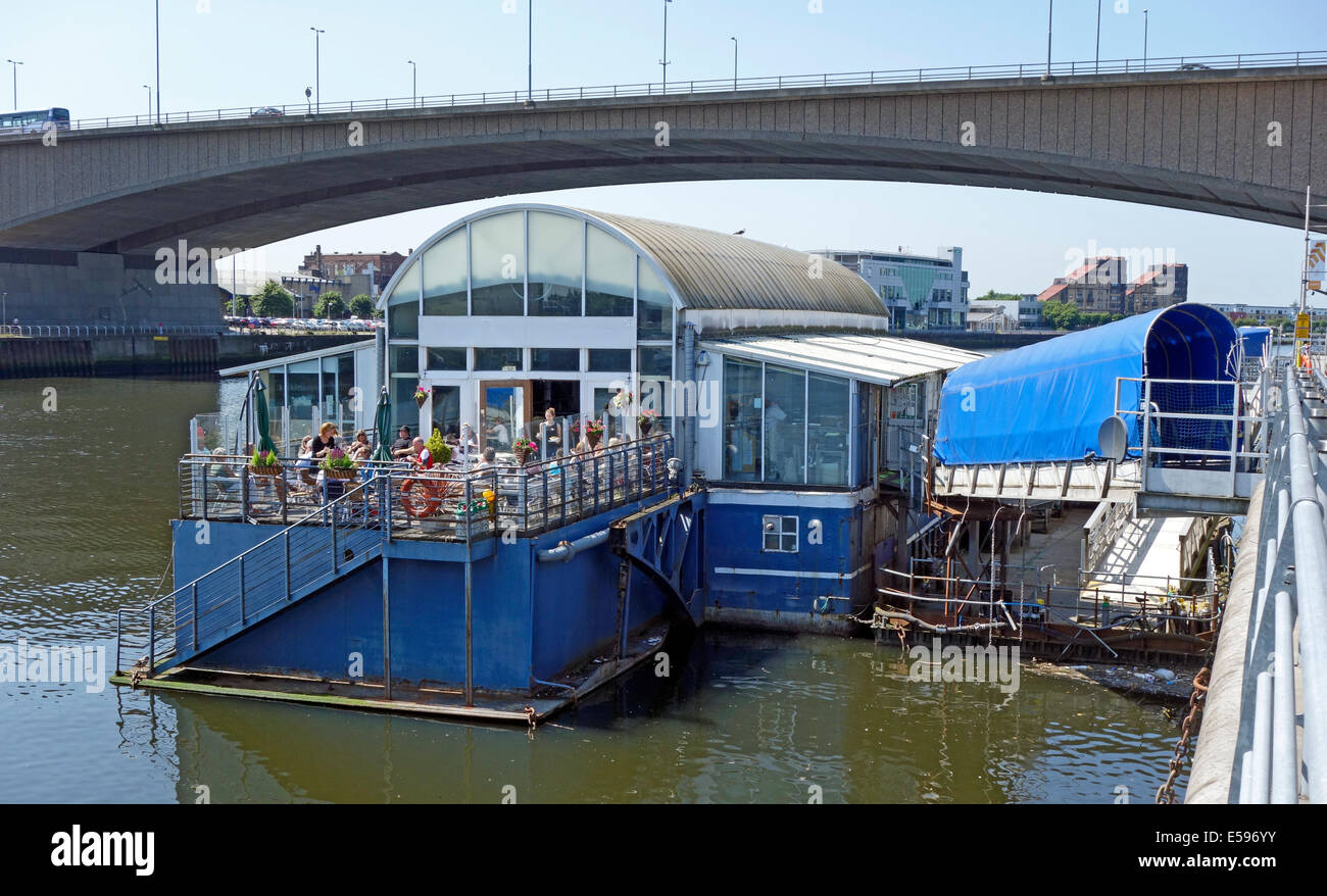 Cafe culture onThe old Renfrew Ferry moored on the River clyde in ...