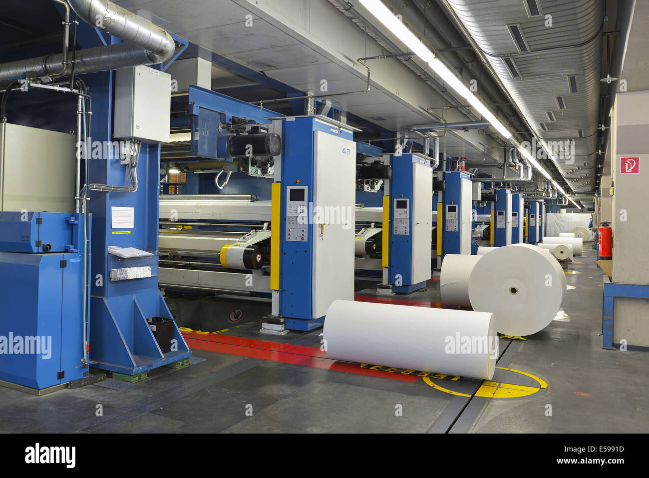 Paper roll in a printing press hi-res stock photography and images - Alamy