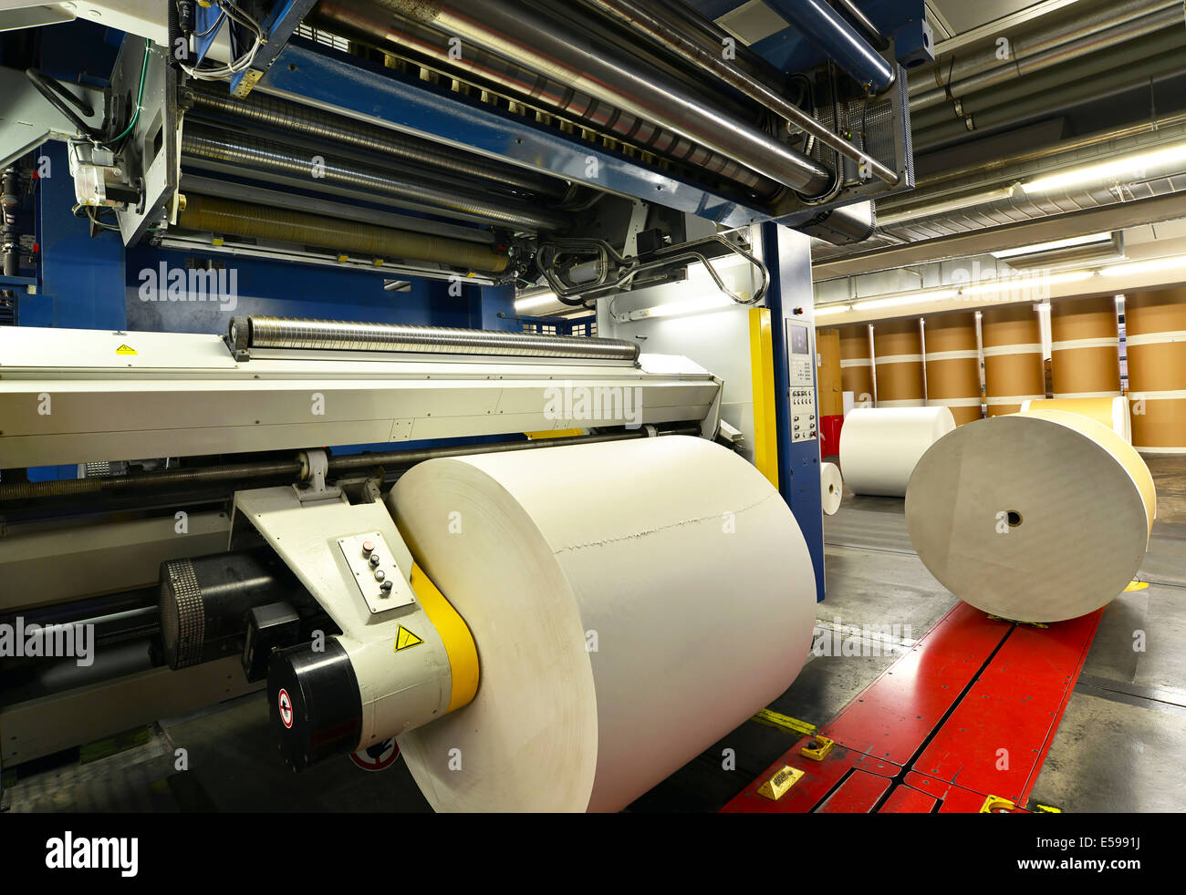 Paper roll in a printing press hi-res stock photography and images - Alamy