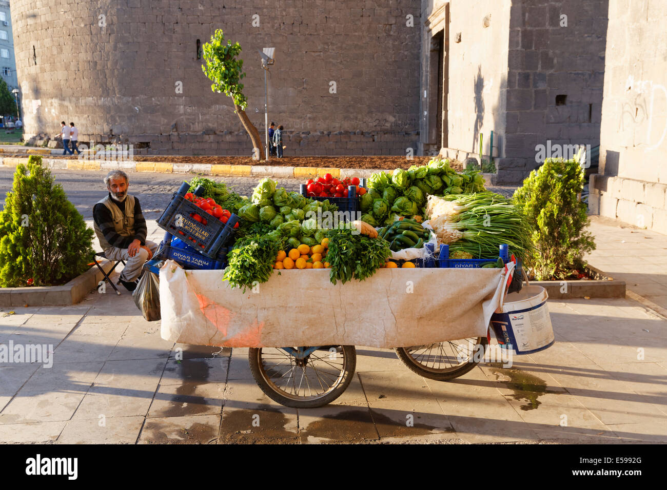 Turkey, Diyarbakir, vegetable hawker Stock Photo - Alamy