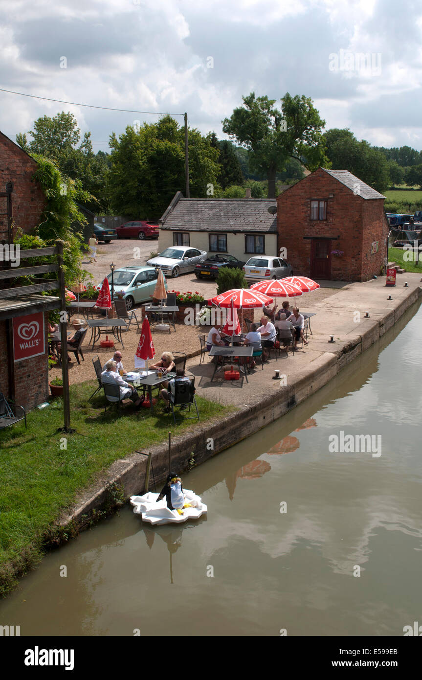 The Grand Union Canal at Crick Wharf, Northamptonshire, England, UK ...