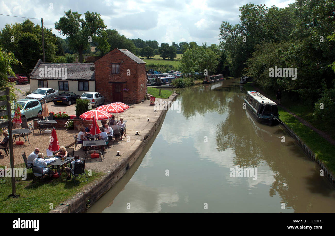 The Grand Union Canal at Crick Wharf, Northamptonshire, England, UK ...