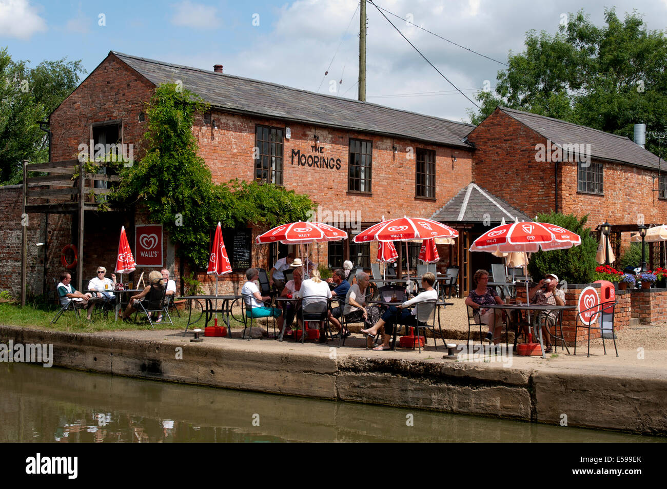 The Moorings restaurant at the Grand Union Canal, Crick Wharf ...
