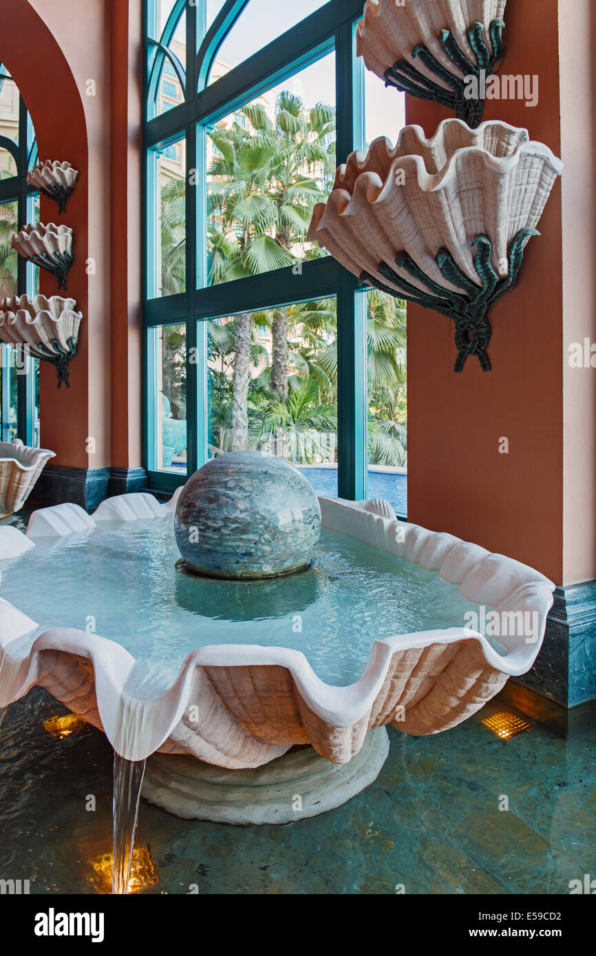 Inside the hotel atlantis paradise island hi-res stock photography and ...