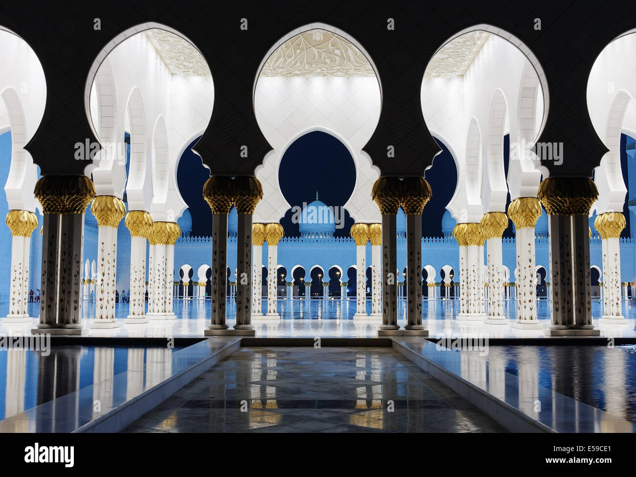 Sheikh Zayed Mosque, Abu Dhabi, UAE, evening view Stock Photo - Alamy