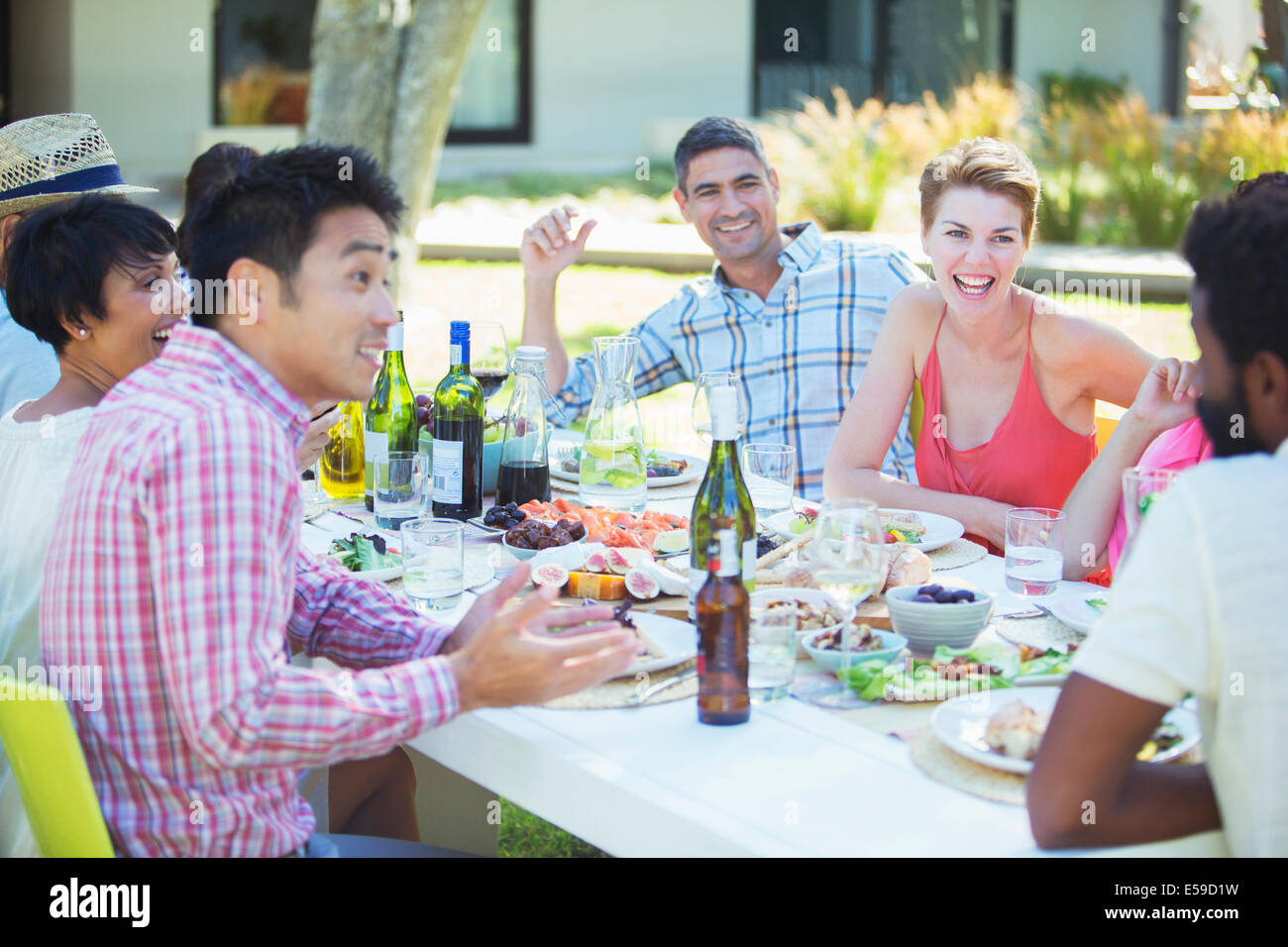 Dialogue table hi-res stock photography and images - Alamy