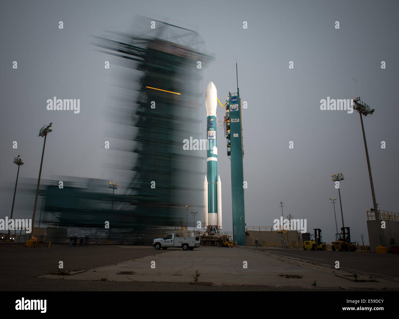 Launch gantry hi-res stock photography and images - Alamy