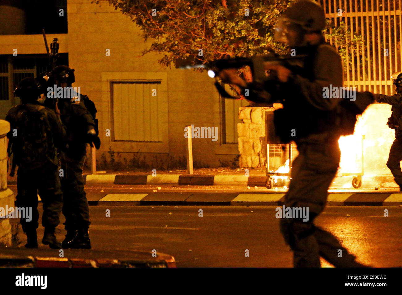 Two soldiers charging hi-res stock photography and images - Alamy