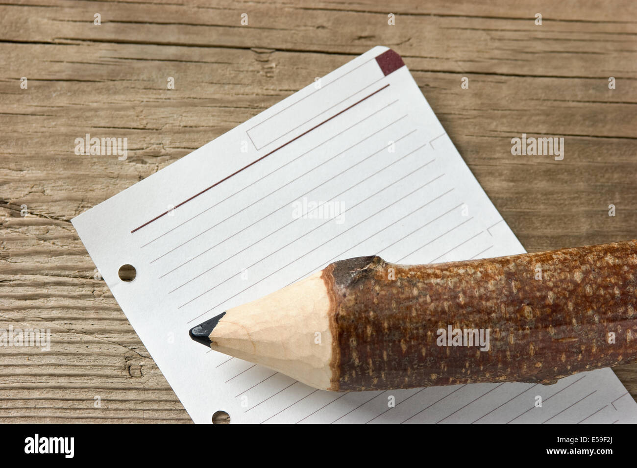 note and pencil on wooden background Stock Photo - Alamy