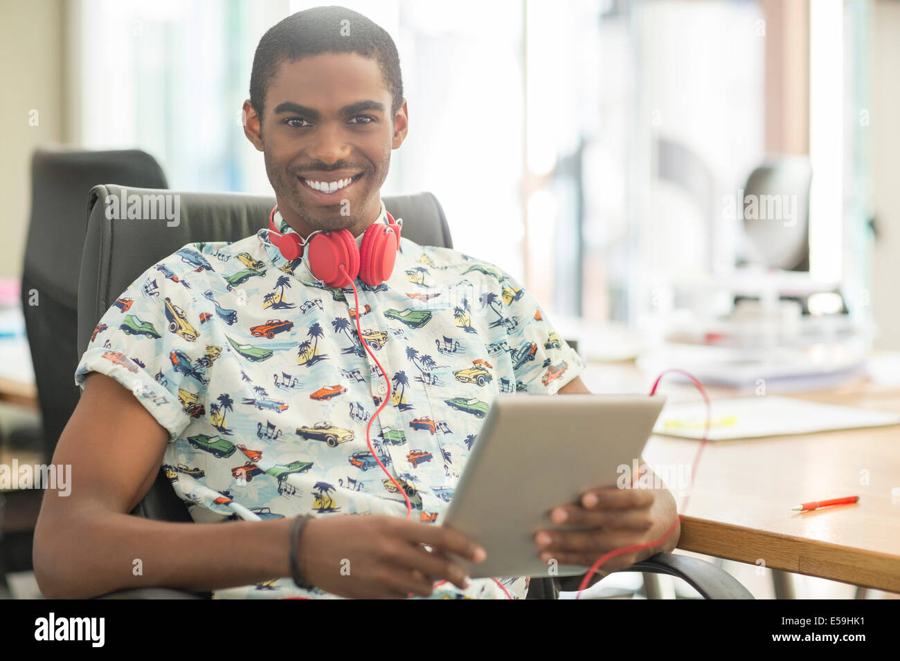 Man in office tablet hi-res stock photography and images - Alamy