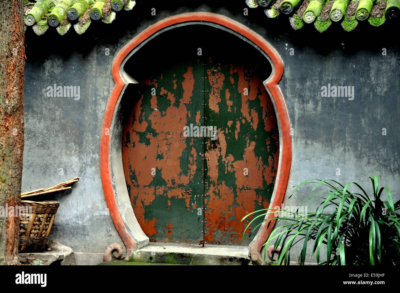 CHONGZHOU, CHINA: An elegant traditional Chinese gateway door in Yan ...