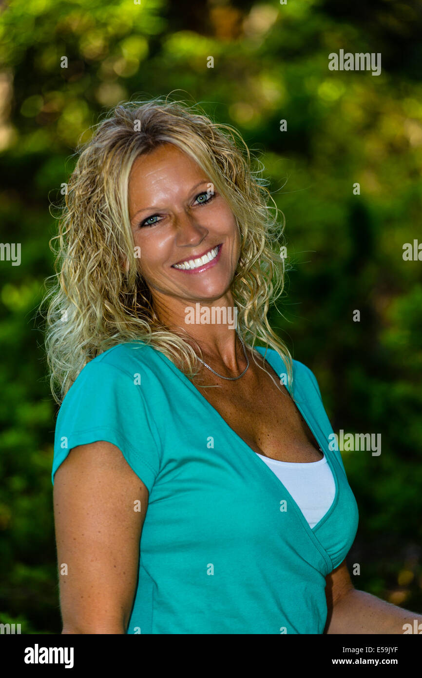 Female 40 outside hi-res stock photography and images - Alamy