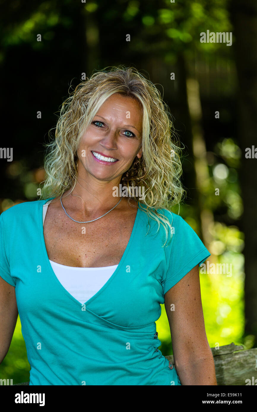 Female 40 outside hi-res stock photography and images - Alamy