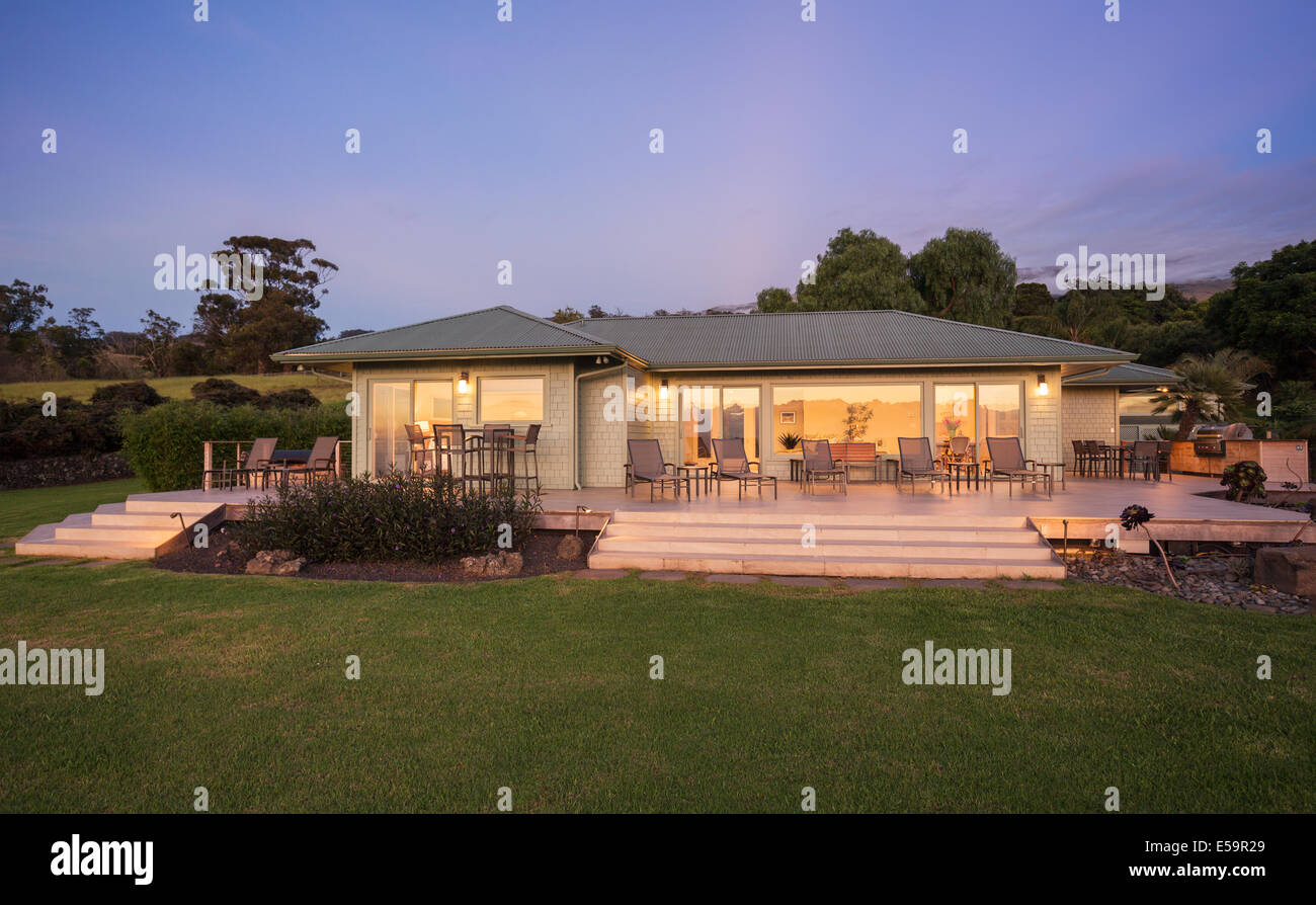 Modern house night exterior hi-res stock photography and images - Alamy