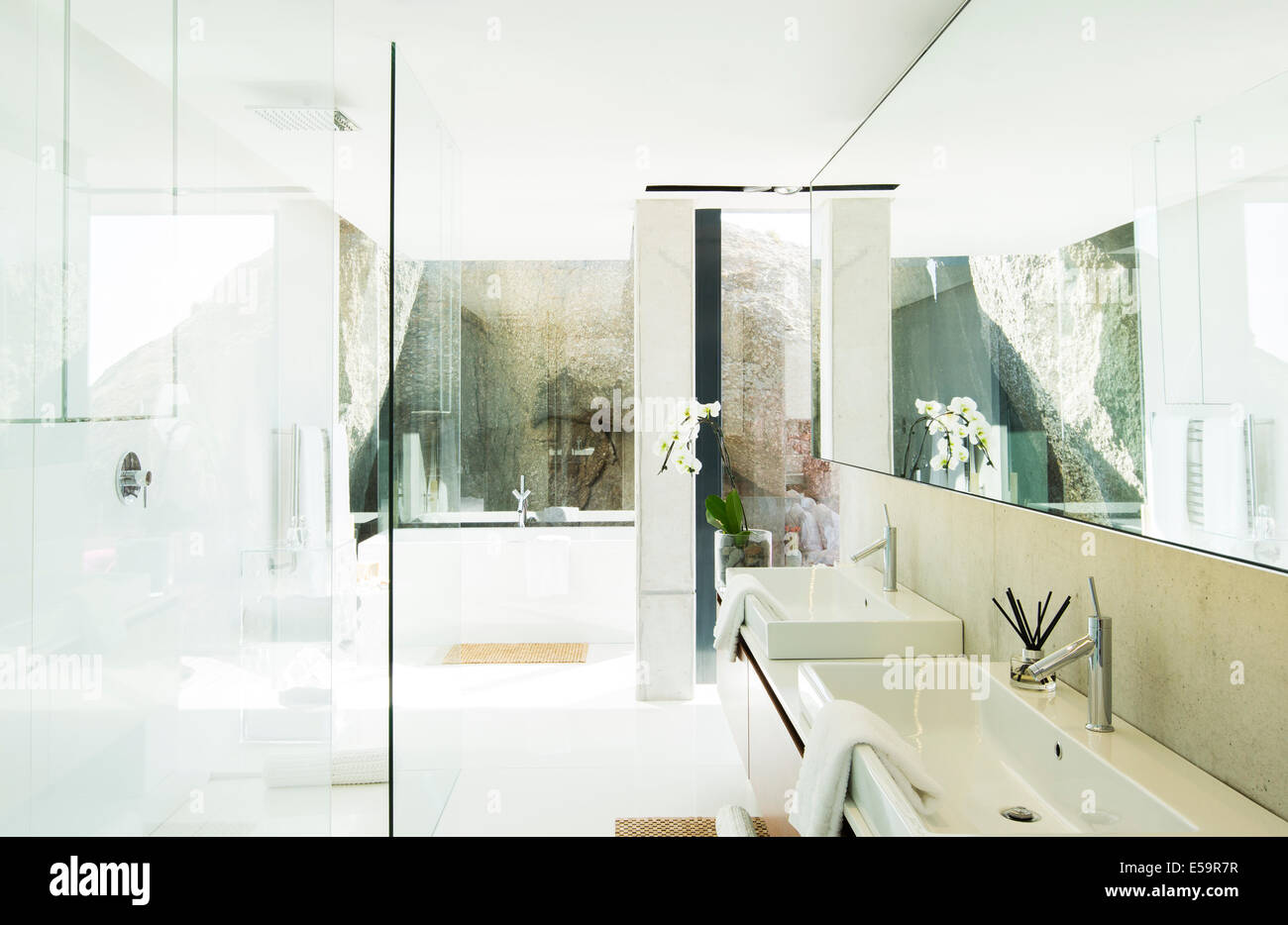 Modern bathroom hi-res stock photography and images - Alamy