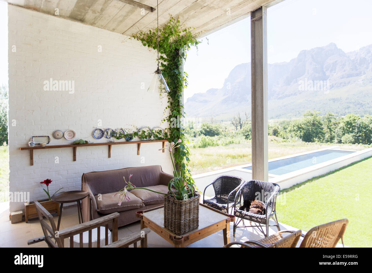Living room overlooking garden hi-res stock photography and images - Alamy